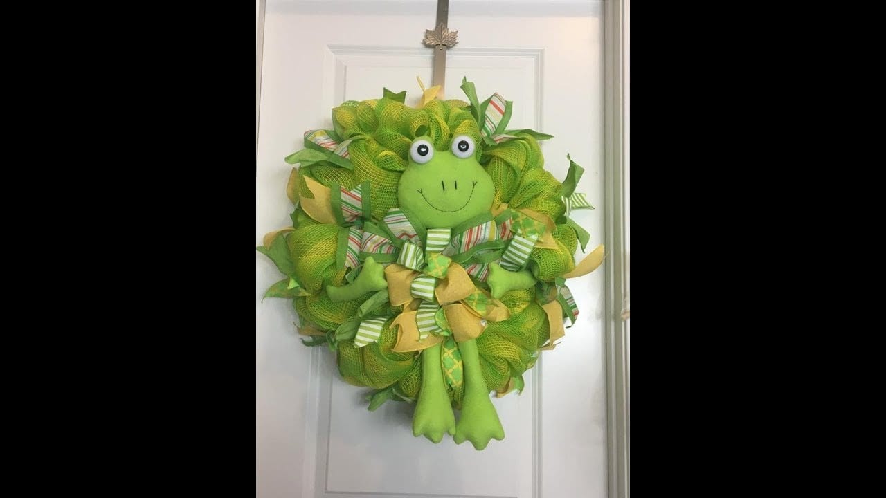 How to make a fabric deco mesh wreath with a cute frog kit - Hard ...