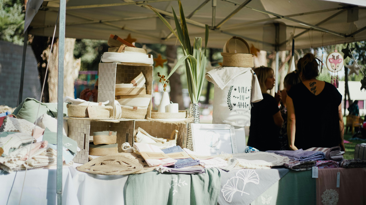 🌟 Craft Fair Must-Haves: DIY Booth Decor and Displays - Hard Working Mom